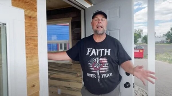 ‘하나님께서 작은 집을 짓도록 영감을 주셨다’고 말한 사기 전과 있는 기독교 사업가, 사기죄로 또 고소 당해